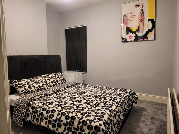 Apartment - Sleeps 5 - Great Location - Parking - Stoke-on-Trent