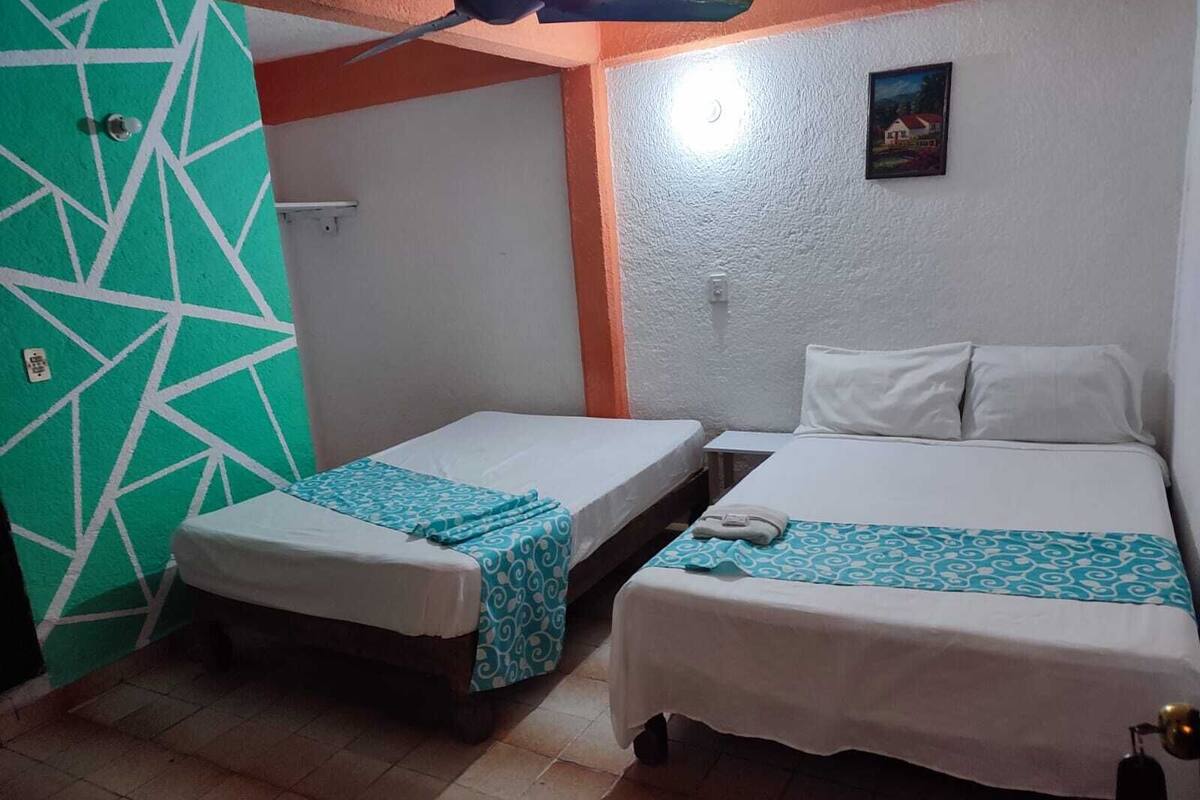 Quarto Duplo Económico, 2 camas de casal, junto à praia | Wi-fi grátis, roupa de cama fornecida