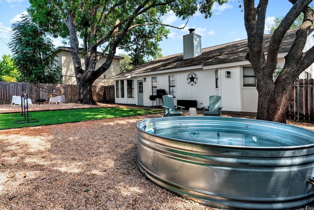 Charming & Bright W Lounging Pool - Round Rock, TX