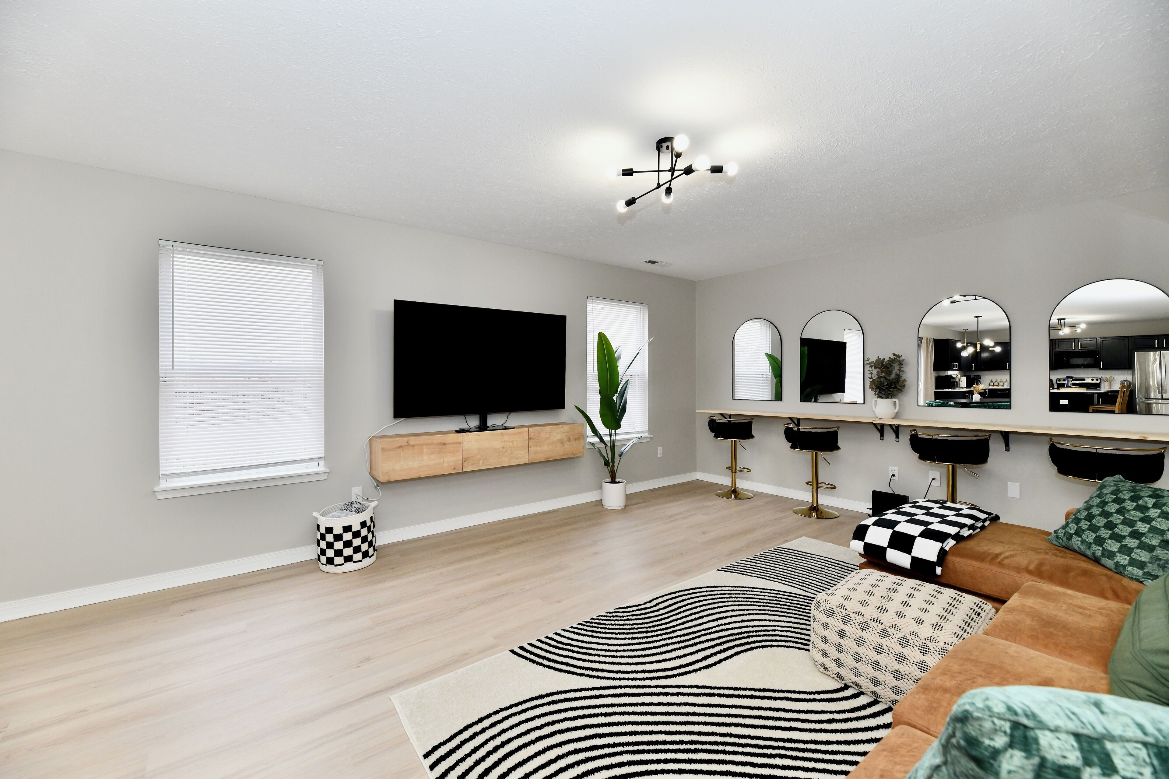 Just 10 Mins To Lucas Oil Stadium, Downtown, And Safe! Host 12+ In Spacious Home - Greenwood, IN