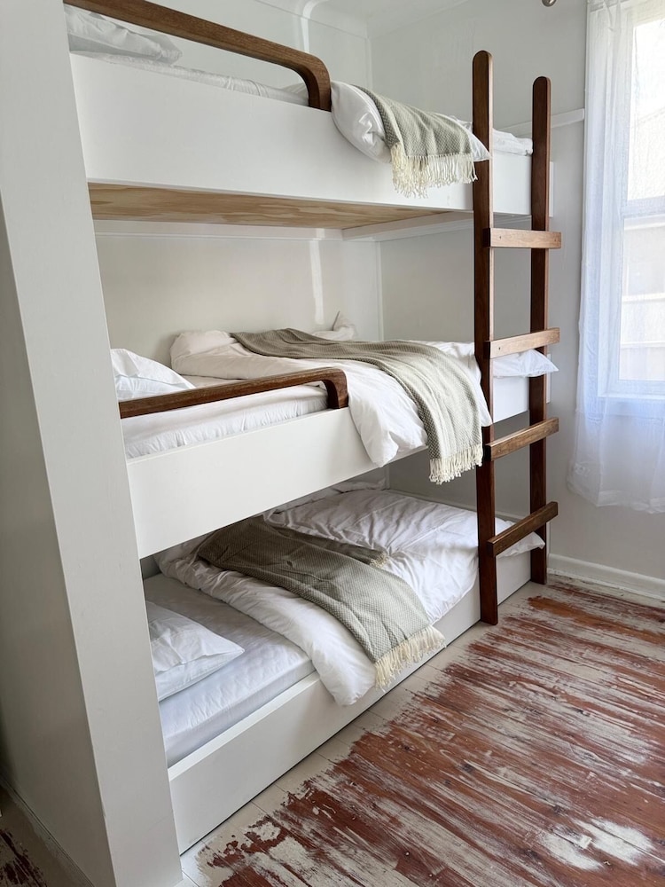 Bulli Beach, Sandon Point Coastal Cottage - 10 min walk to beach ...