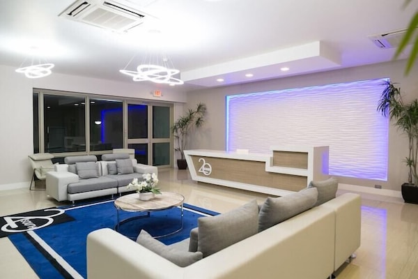 Apartment With Roof Top Pool - Kingston