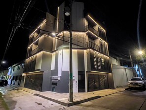 Fachada do alojamento (tarde/noite)