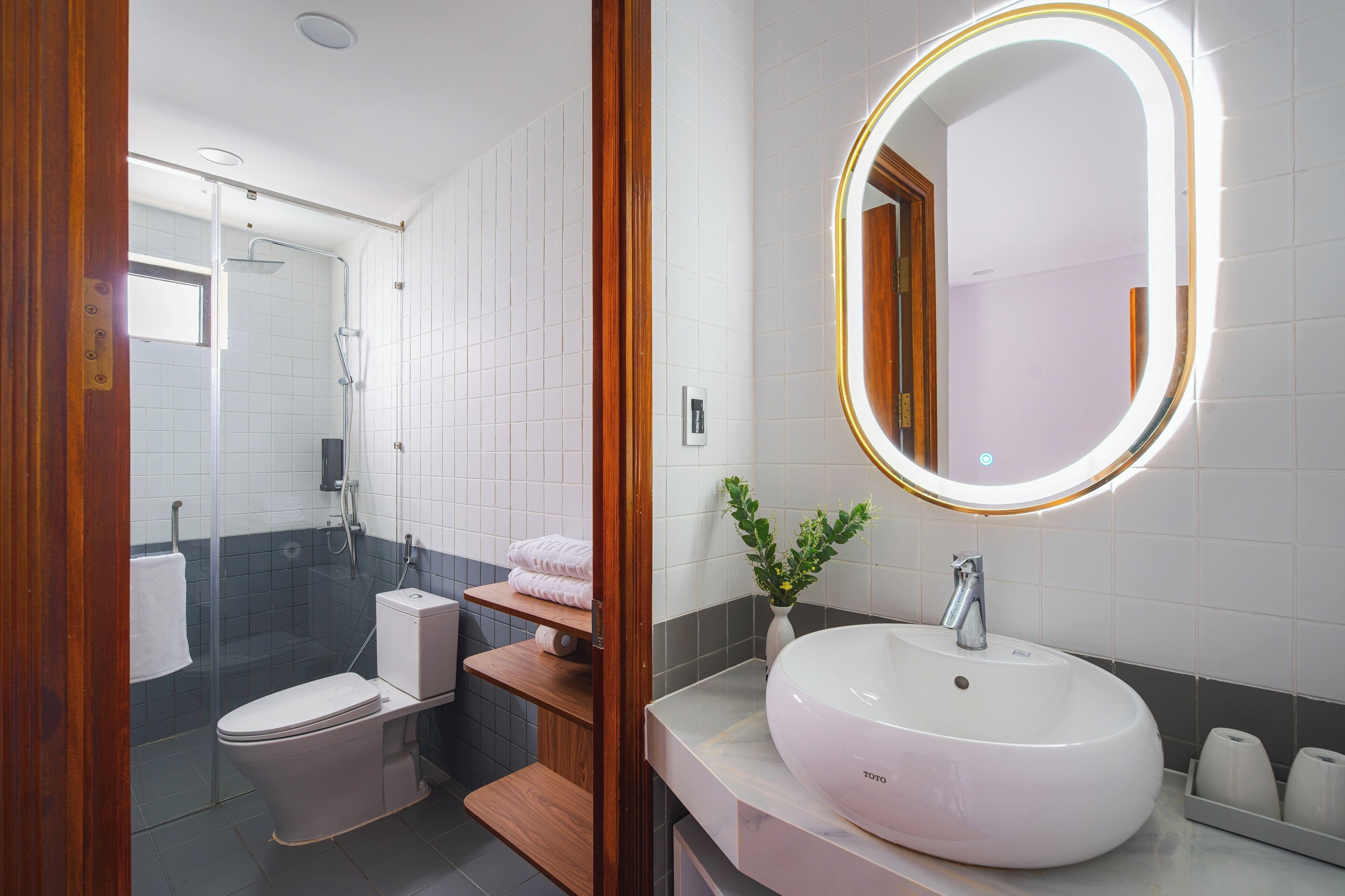 Quarto casal superior | Banheiro | Chuveiro, produtos de toalete grátis, secador de cabelo 