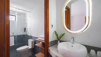 Quarto casal superior | Banheiro | Chuveiro, produtos de toalete grátis, secador de cabelo