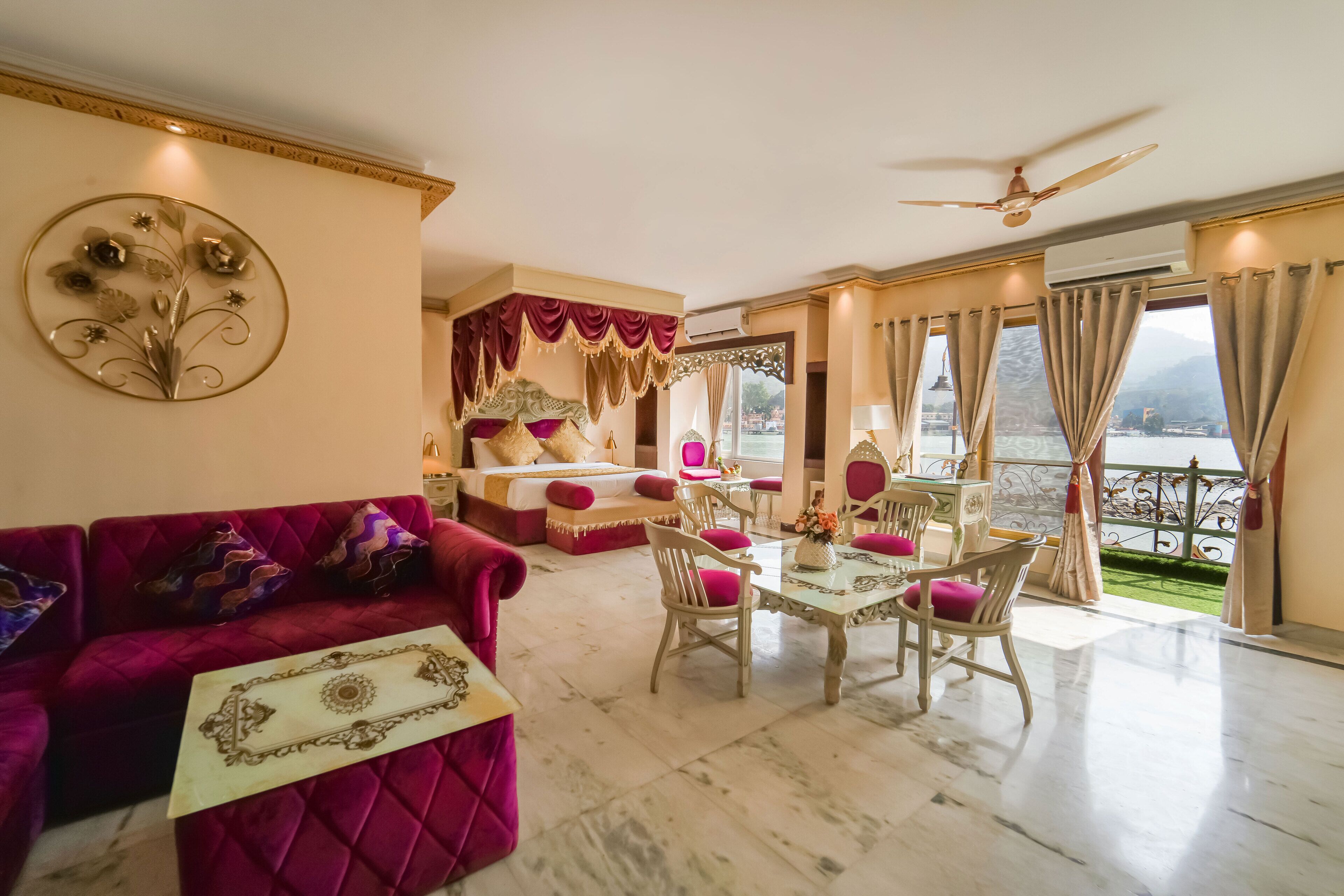 Suite Royal, vista para o rio | Secretária, secretária adequada para computadores portáteis 