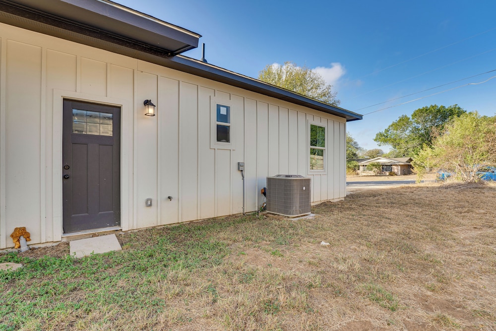 Walk To Guadalupe River: Seguin Home W/ Fire Pit - Seguin, TX