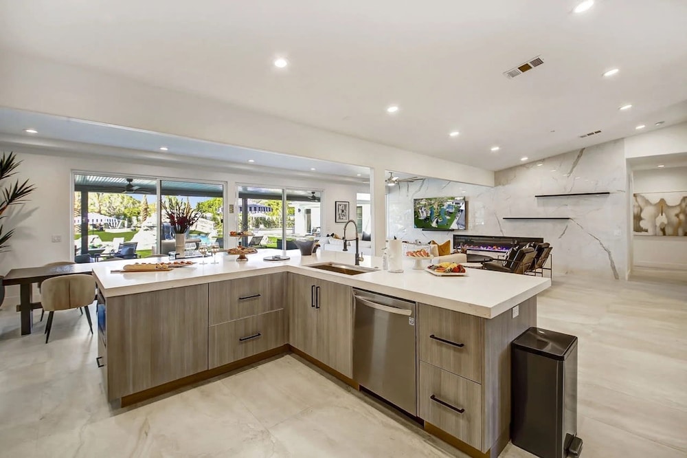 Lazy River Resort Theater Pickleball Game Rm - La Quinta, CA