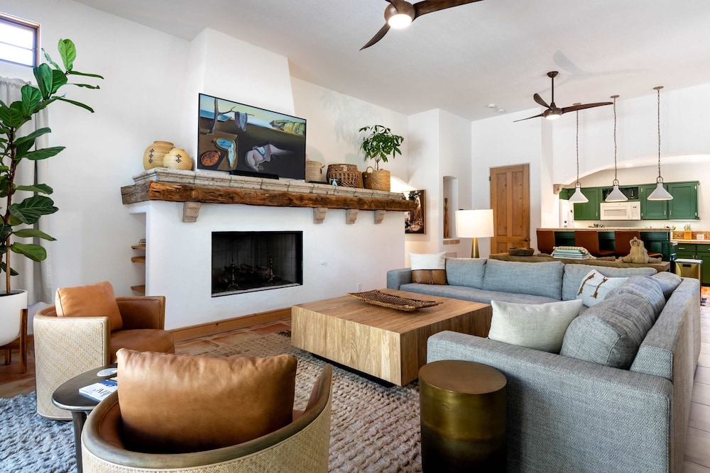 Lux - Historic Tennis Club Enclave - King Beds - Palm Springs, CA