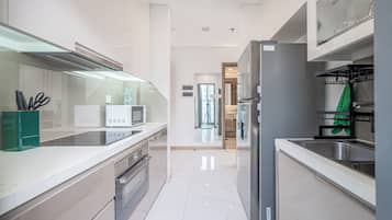 Suíte família, 3 quartos, acesso ao Club Lounge, vista para a cidade | Cozinha privada | Geladeira grande, micro-ondas, fogão, cooktop