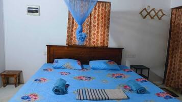 Quarto com cama, mesa de cabeceira, cortinas na janela e ar condicionado fixado na parede.