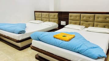 Quarto Quádruplo Económico | Wi-fi grátis, roupa de cama fornecida
