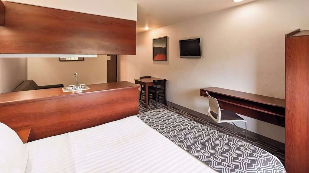 Just Minutes To Downtown: Relaxing Queen Suite Ideal For Couple Stay - Morgantown