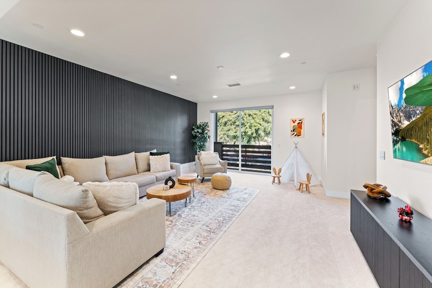 Family Disney Getaway - 4 Bed 4 Bath /W Pool - Sleeps Up To 12! - Santa Ana, CA