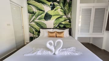 Quarto Triplo, varanda, vista para a colina | Cofre com capacidade para portátil, cortinas/cortinados opacos