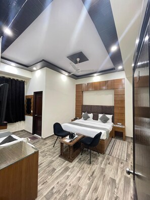 Quarto triplo executivo, vista para a cidade | Cofres nos quartos, espaço de trabalho para notebook