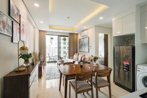 Apartamento básico | Área de estar | TV de tela plana 45 polegadas com canais digitais