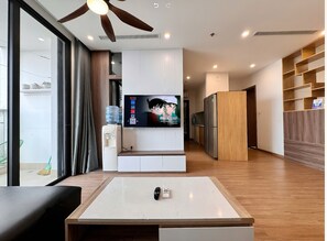 Apartamento superluxo | Área de estar | TV de tela plana 45 polegadas com canais digitais