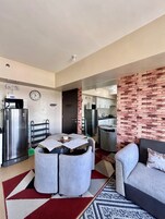 Apartamento Comfort, vista parcial para o oceano | Refeições no quarto