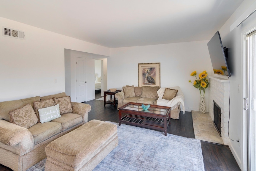 Unwind And Rest In Your Peaceful Lakeview Terrace Home, Relaxing Midterm Stay! - Santa Clarita, CA