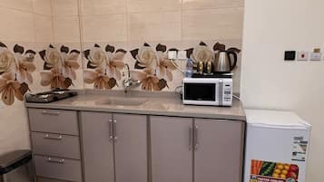 Quarto casal ou duplo básico, 1 cama King | Cozinha privada | Frigobar, micro-ondas, cooktop, chaleira elétrica
