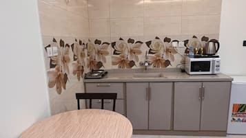 Apartamento básico, 2 quartos, cozinha | Opções para refeição no quarto
