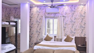 Suite-Estúdio Familiar, várias camas | Secretária, secretária adequada para computadores portáteis