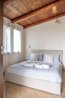 Quarto casal luxo, vista para o jardim | Roupas de cama premium, edredons de pluma