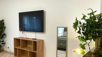Suíte estúdio conforto, para não fumantes, vista para a cidade | Área de estar | Smart TV 55 polegadas com canais digitais