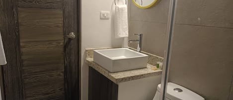 Apartamento, 1 quarto, sacada, vista para a cidade | Banheiro