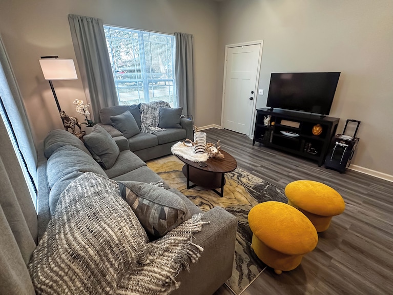 Blue House - Cozy 3 Bedroom, King Bed, Rotary Park - Paradise Park, Lee's Summit