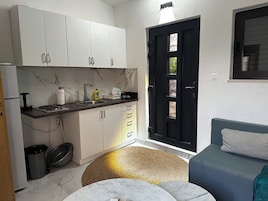 Apartamento Deluxe, vista para o mar | Cozinha privada | Um frigorífico/congelador grande, uma placa de cozinha 