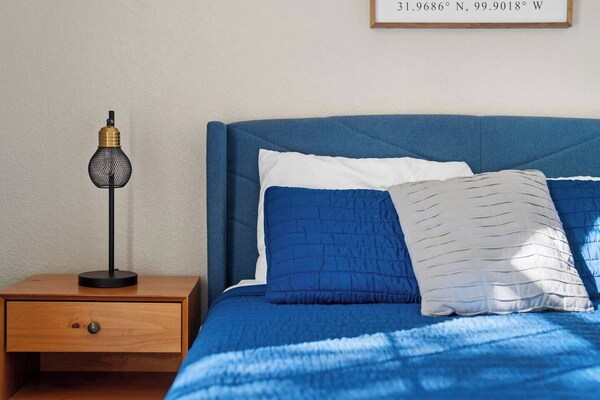 Sun Filled Home Pool & Hottub Gameroom - Georgetown, TX