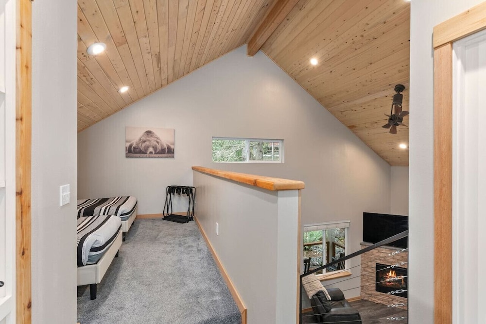 Cabin near Mt Rainier w/Jetted Tub, Hot Tub, EV! - Ashford | Vrbo