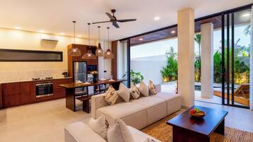 Villa Deluxe, varanda, vista para a colina | Sala de estar | TV de ecrã plano