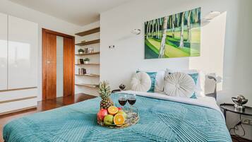 Apartamento conforto, sacada, vista para o pátio | 2 quartos, quartos à prova de som, ferros/tábuas de passar roupa