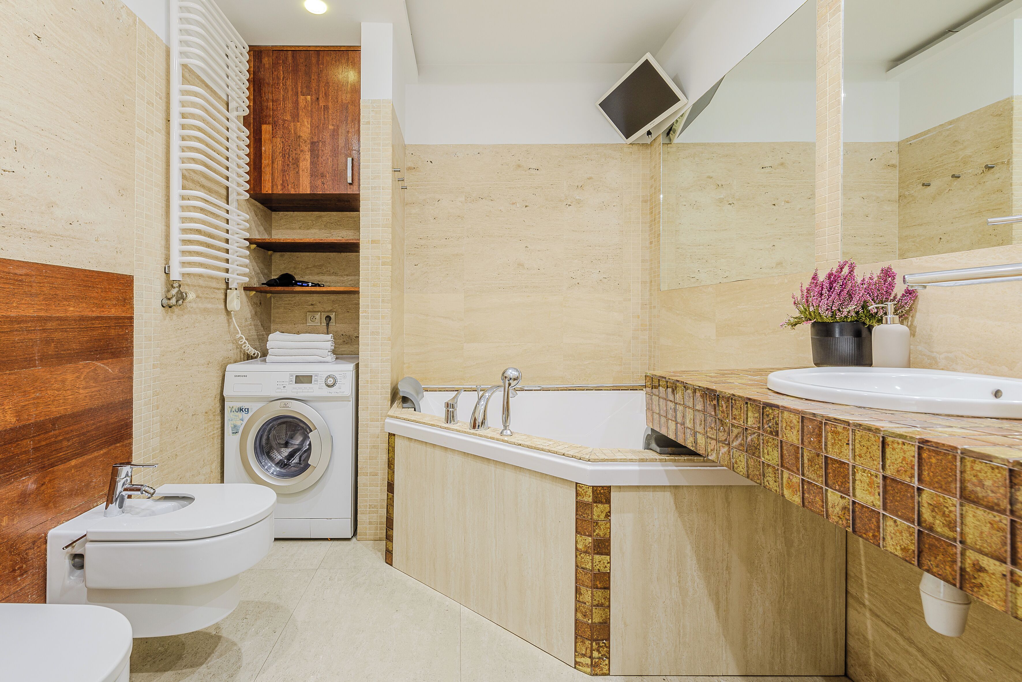 Apartamento Comfort, varanda, vista para o pátio | Casa de banho | Um polibã e uma banheira separados, um secador de cabelo 