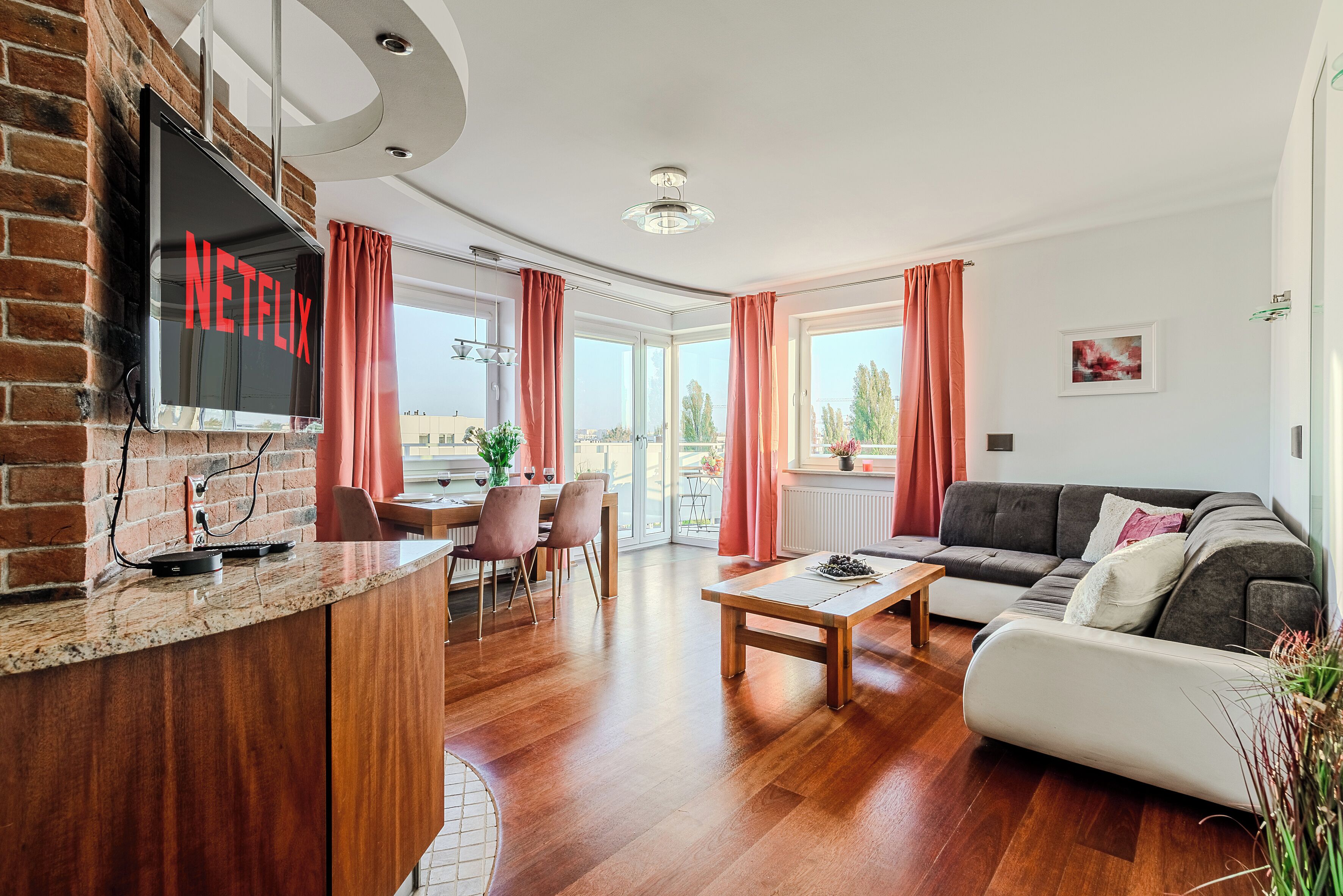 Apartamento Comfort, varanda, vista para o pátio | Sala de estar | Televisor LCD de 40 polegadas com canais digitais 