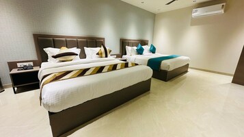 Quarto quádruplo família | 1 quarto, roupas de cama premium, escrivaninha