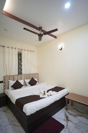 Quarto Standard | Secretária, secretária adequada para computadores portáteis 