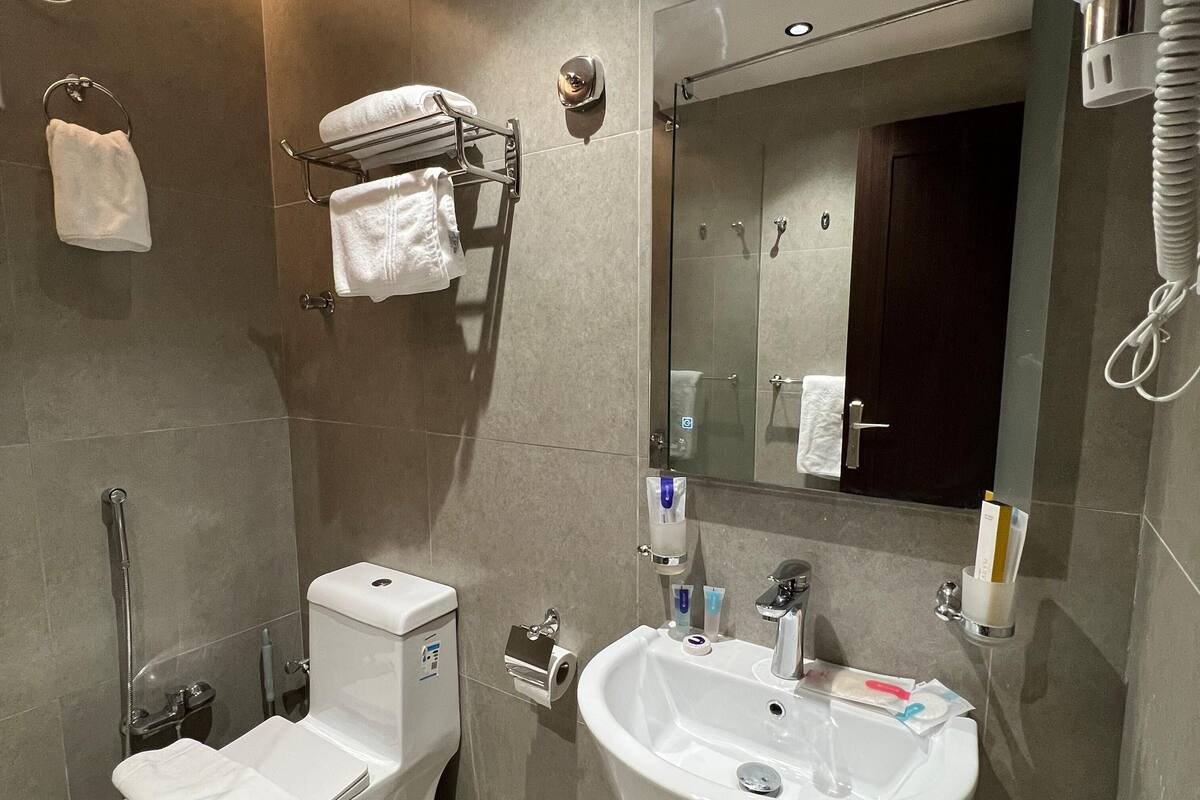 Quarto duplo júnior, vista para a cidade | Banheiro | Banheira e chuveiro separados, toalhas de banho, sabonete, shampoo