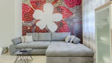 Apartamento (Two Bedroom Apartment with Terrace) | Sala | Televisor de ecrã plano de 32 polegadas com canais via satélite