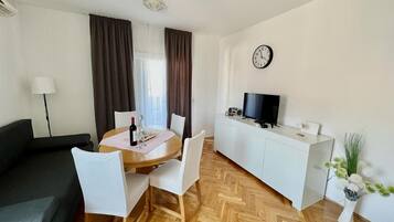 Apartamento (One Bedroom Apartment with Balcony) | Sala | Televisor de ecrã plano de 32 polegadas com canais por cabo