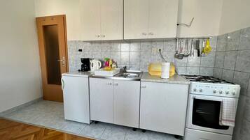 Apartamento (One Bedroom Apartment with Balcony) | Cozinha privada | Um frigorífico