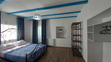 Quarto com cama, radiador, prateleira e suporte de metal.