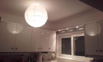 Um frigorífico/congelador grande, um micro-ondas, um forno 
