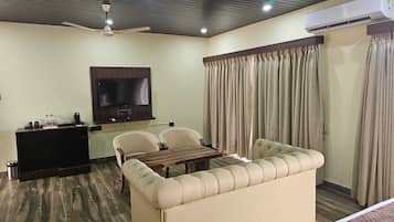 Quarto Duplo Deluxe, varanda | Secretária, secretária adequada para computadores portáteis