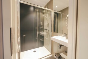 Apartamento Superior, varanda, vista para o parque | Secretária, secretária adequada para computadores portáteis 