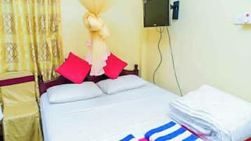 Quarto casal luxo | Cofres nos quartos, escrivaninha, espaço de trabalho para notebook