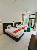 Suíte, sacada, vista para o jardim | Ferros/tábuas de passar roupa, Wi-Fi de cortesia